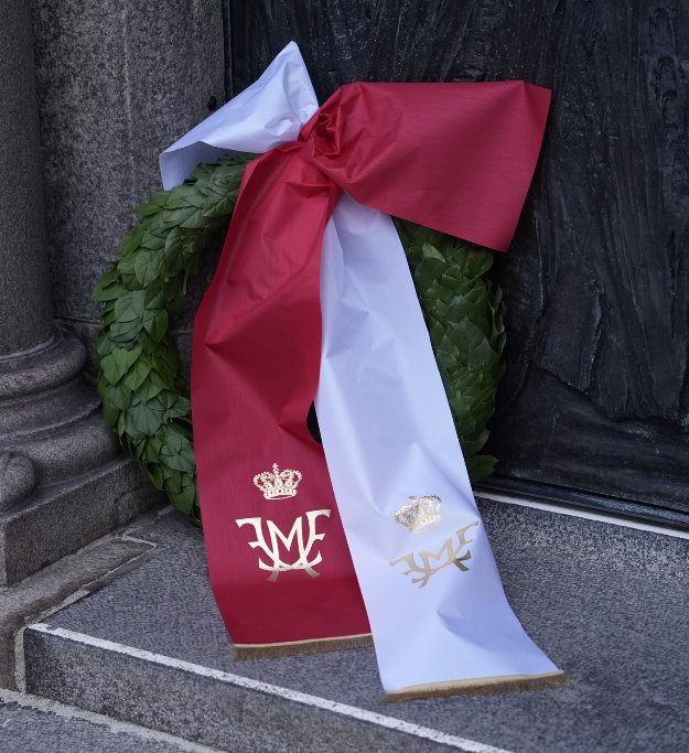 Kongeparret sender særlig hilsen: Smukt syn ved domkirken før Søren ...