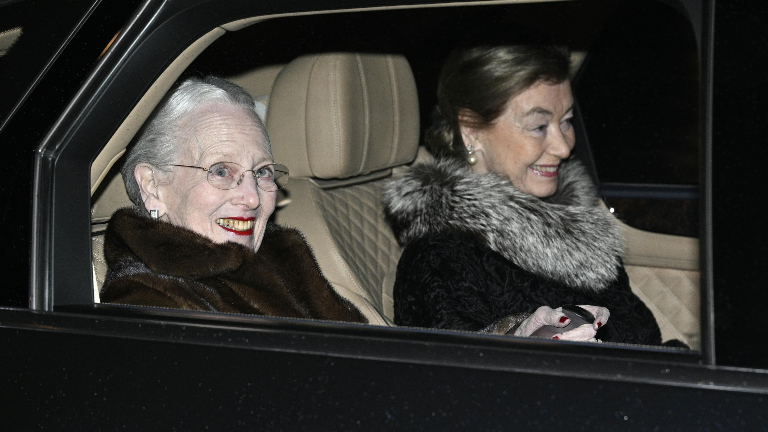 Se øjeblikket: Her ankommer dronning Margrethe til middag hos kongeparret | BILLED-BLADET