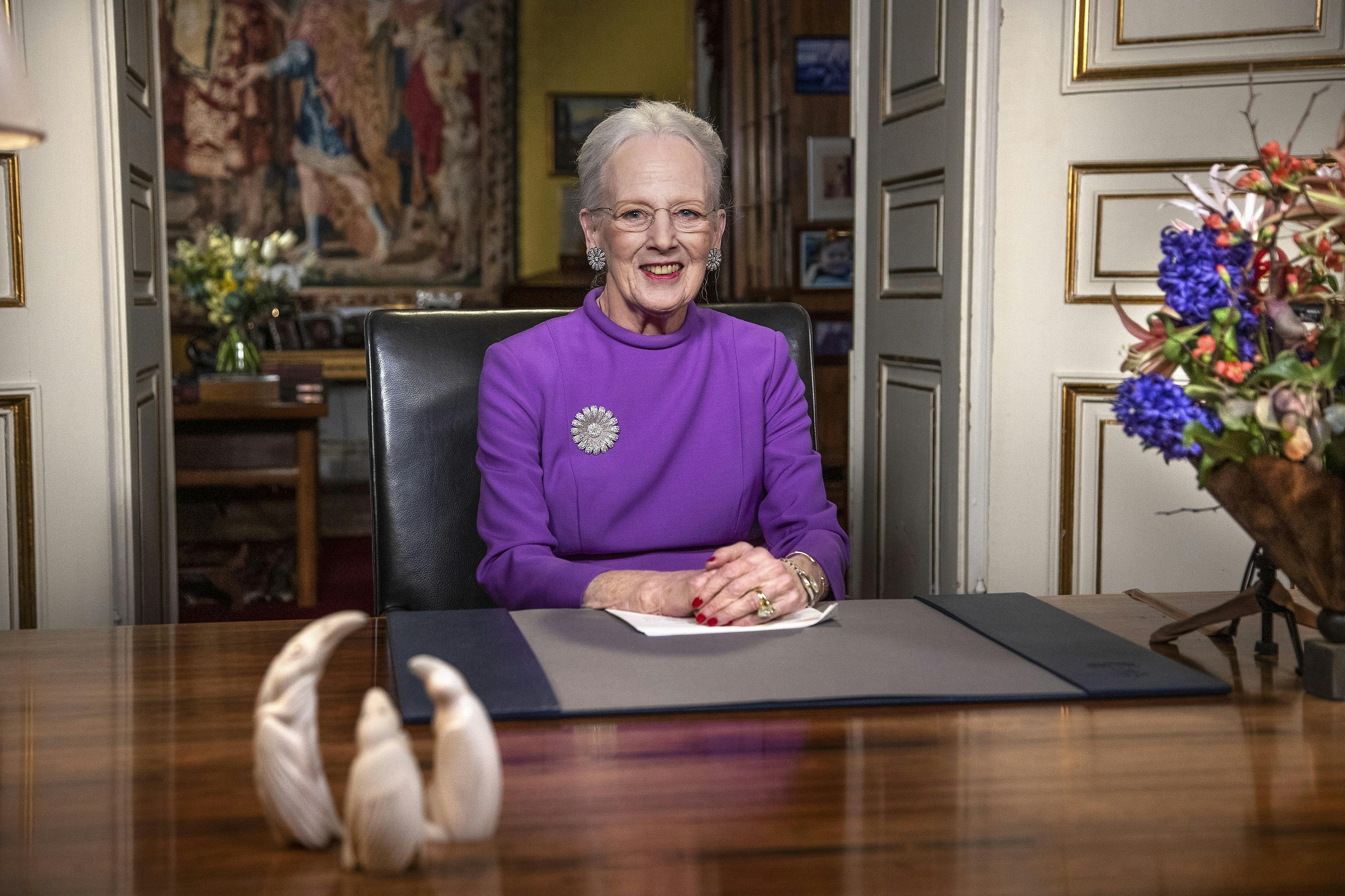 Dronning Margrethe til fest: En af hendes nærmeste dukkede op lige bag ...