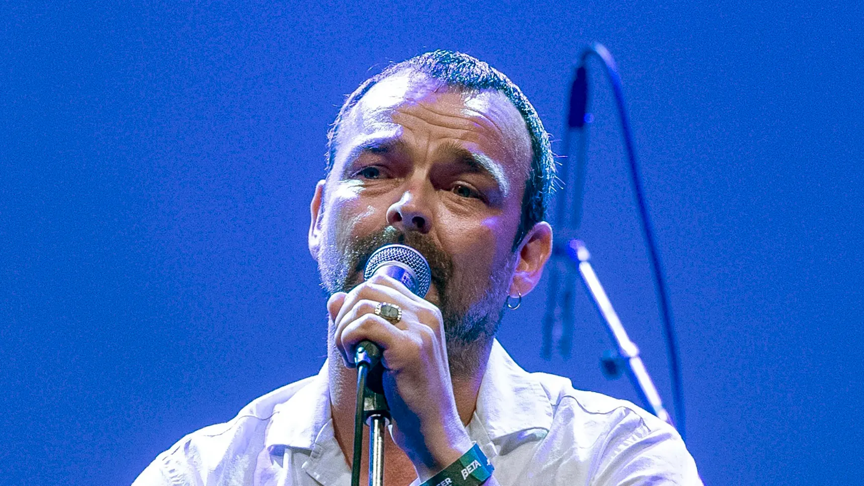Michel Belli på scenen knap en uge efter tabet af sin mor: Det hjælper ...