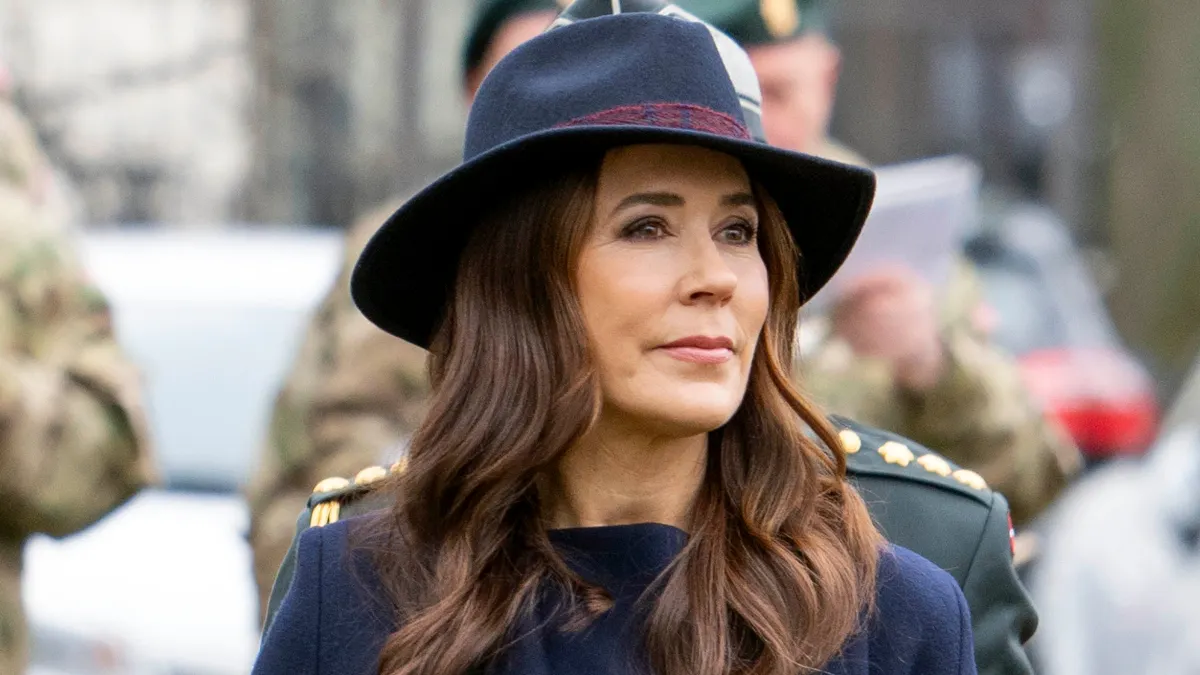 Dronning Mary var varmt klædt i mørkeblå frakke og lange støvler fra ...