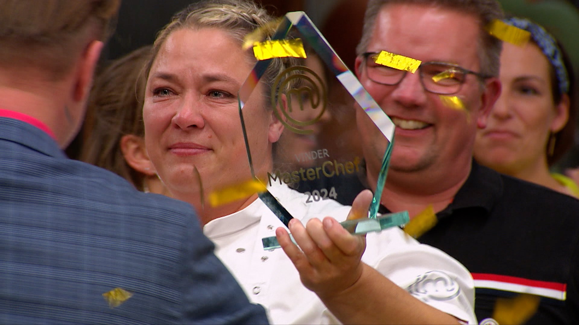 Vinderen af Masterchef er kåret: Da Tina hører sit navn, bryder hun ...