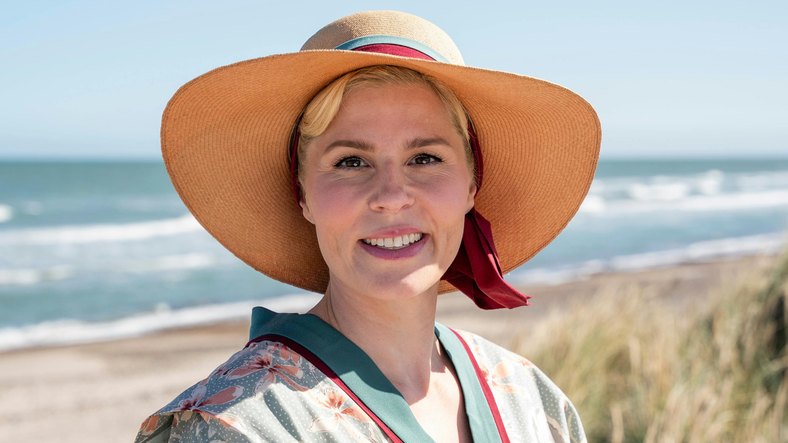 Fru Helene gik altid med den: Nu har Cecilie Stenspil arvet det ...