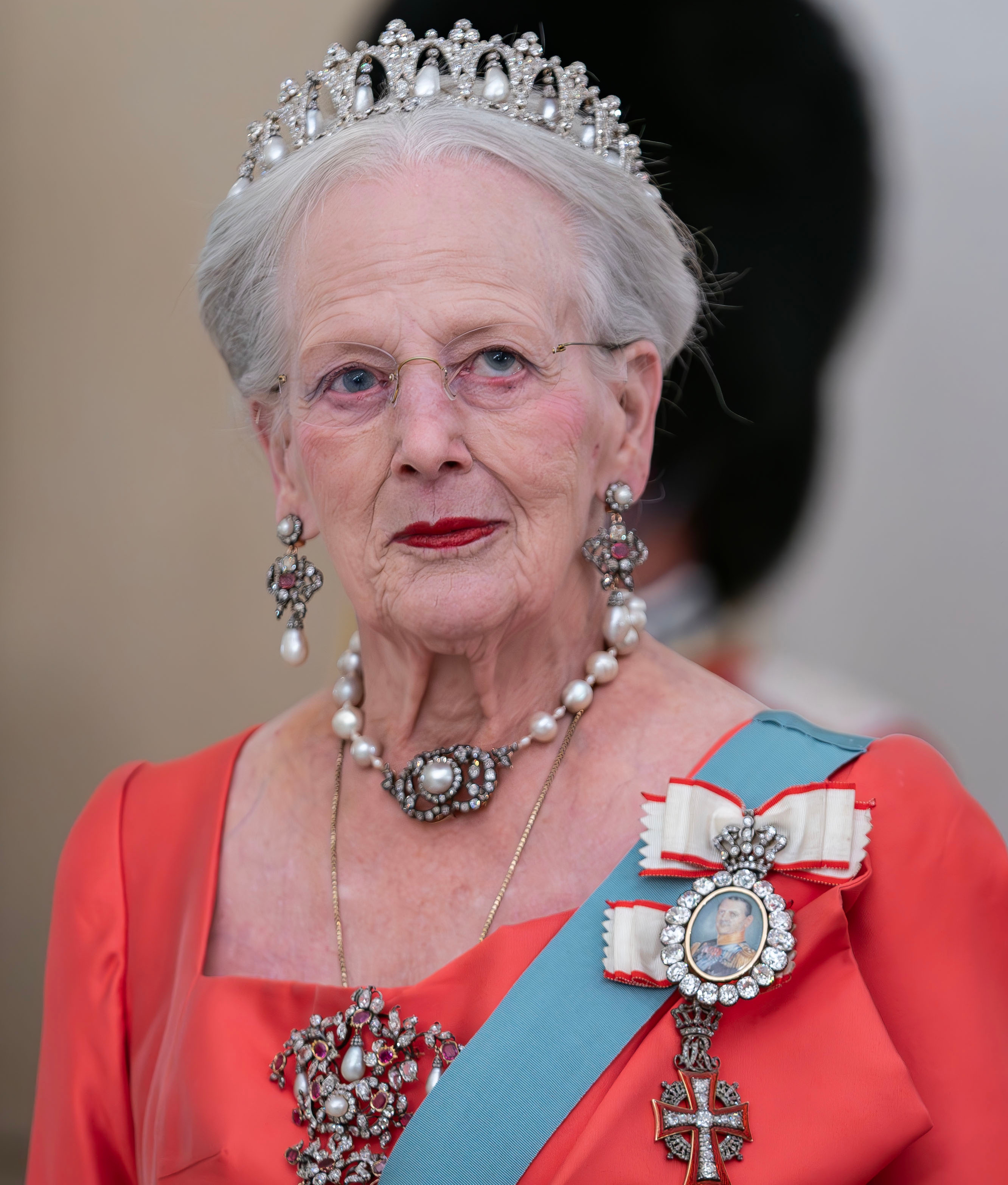 Er gået i arv: Dronning Mary bærer kostbart smykke, hun har overtaget ...