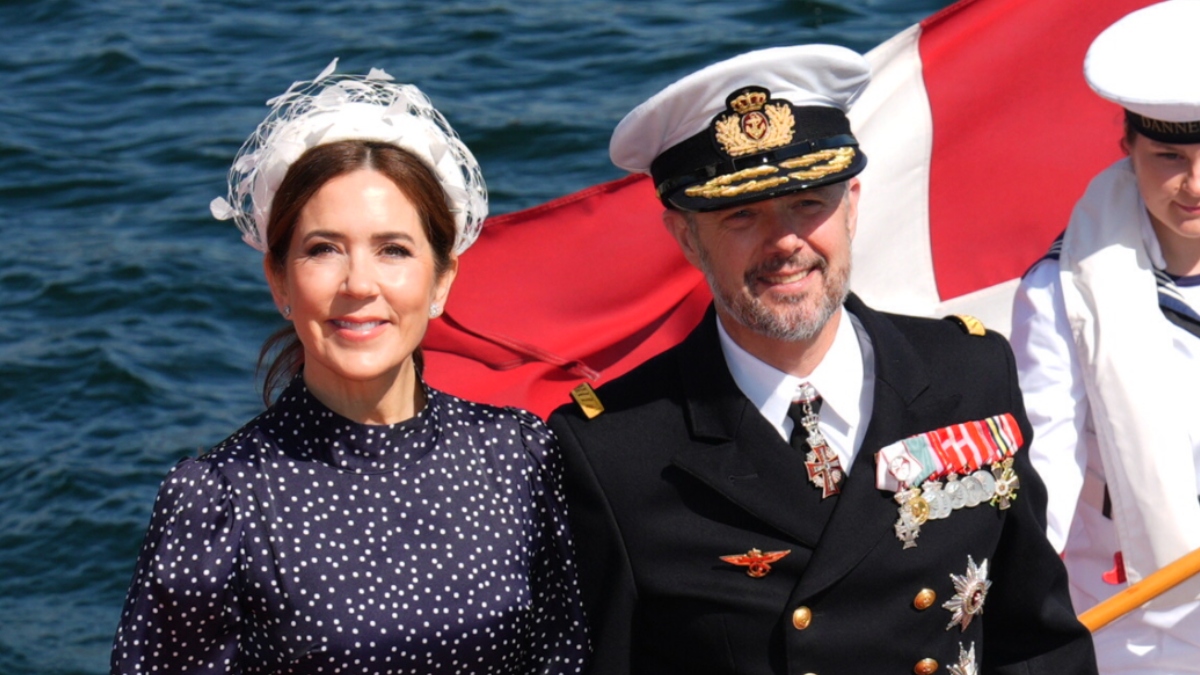 Se alle billederne: Kong Frederik og dronning Mary går ombord på kongeskibet for første gang som ...