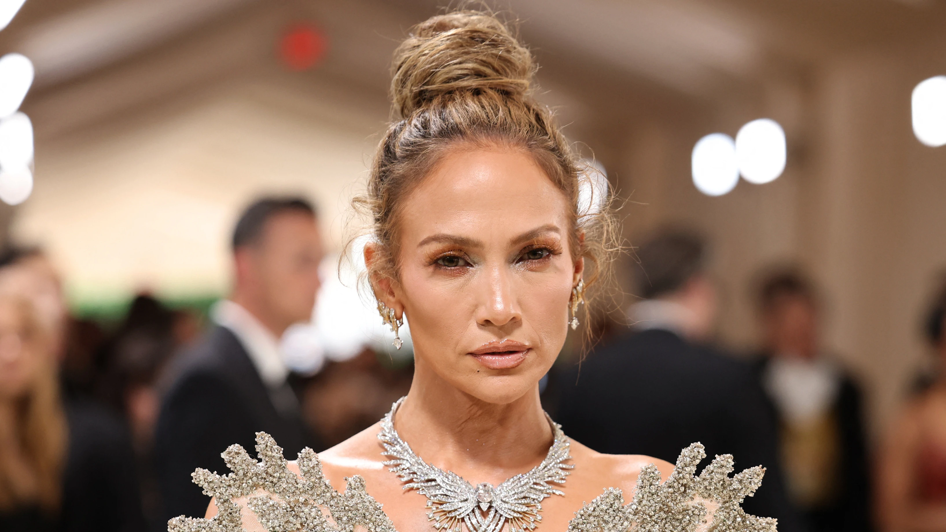Jennifer Lopez funklede i gennemsigtig kjole med over 2,5 millioner ...