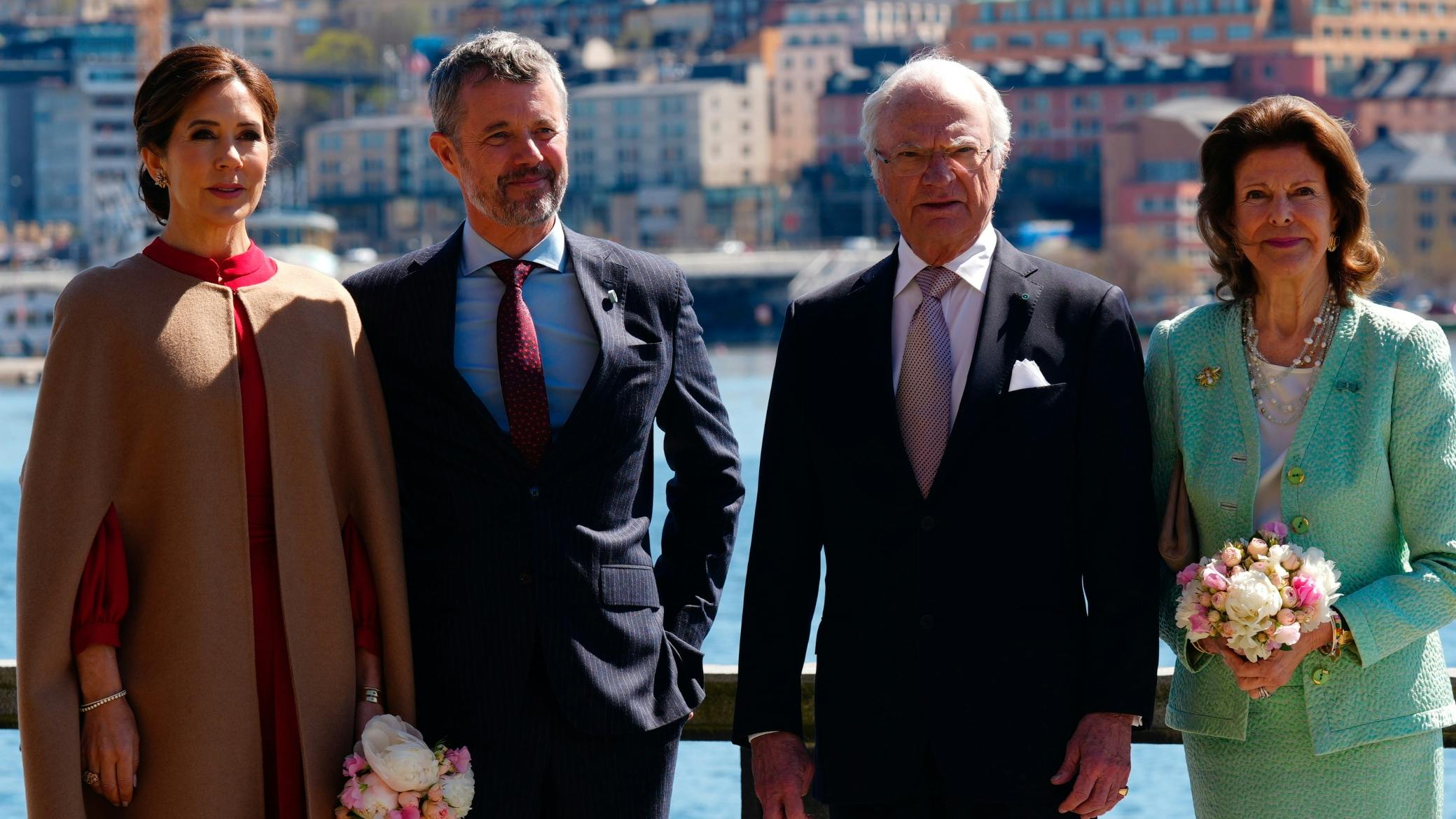 Kong Frederik og dronning Mary til fornem frokost: Se billederne inde ...