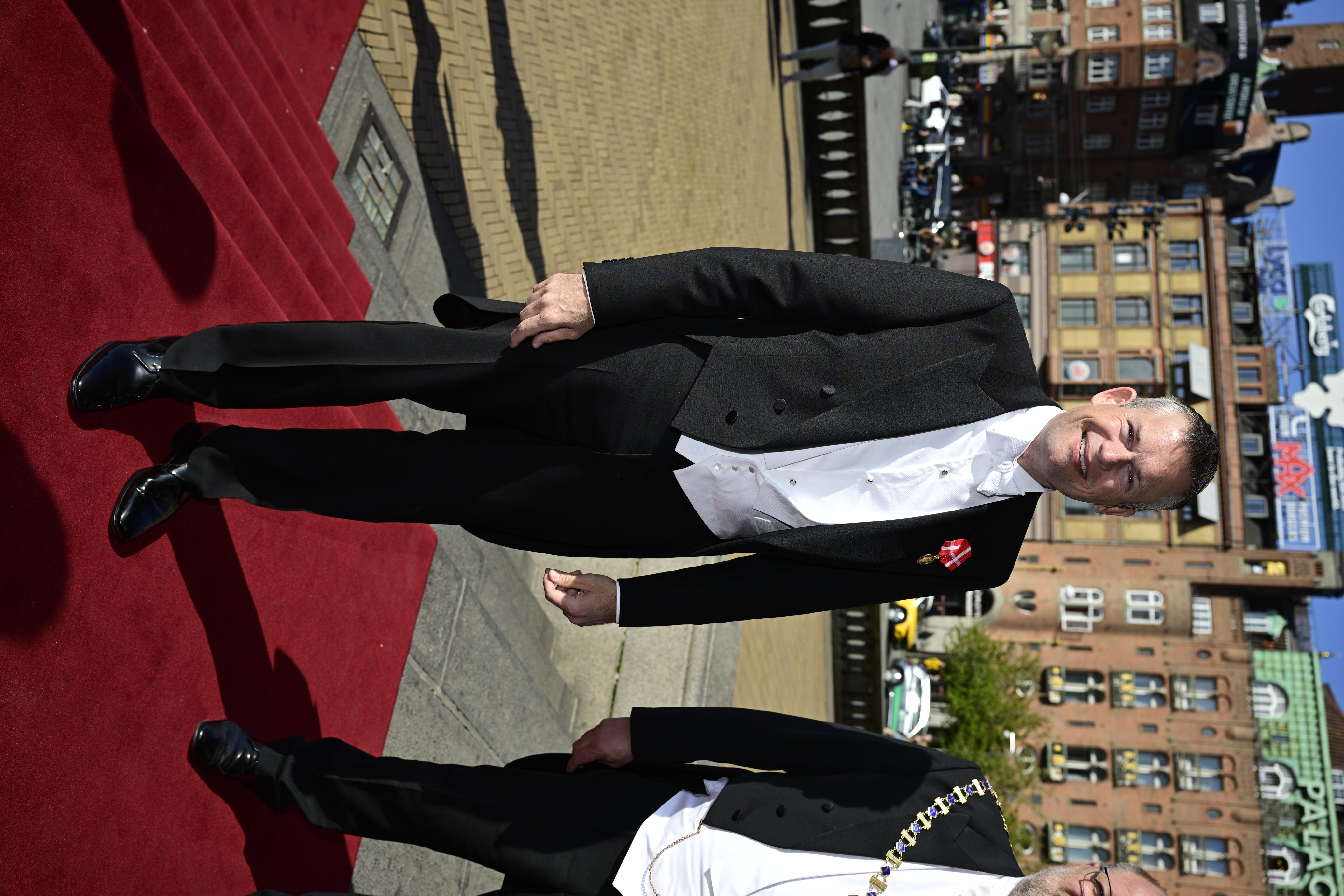 For øjnene af dronning Margrethe: Andreas Mogensen får ærefuld gave ...