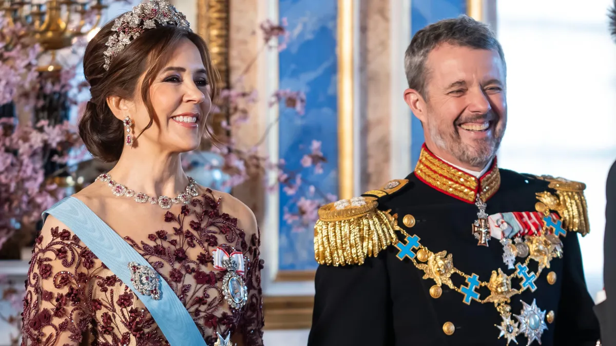 Dronning Mary og kong Frederik til gallataffel på slottet i Oslo ...