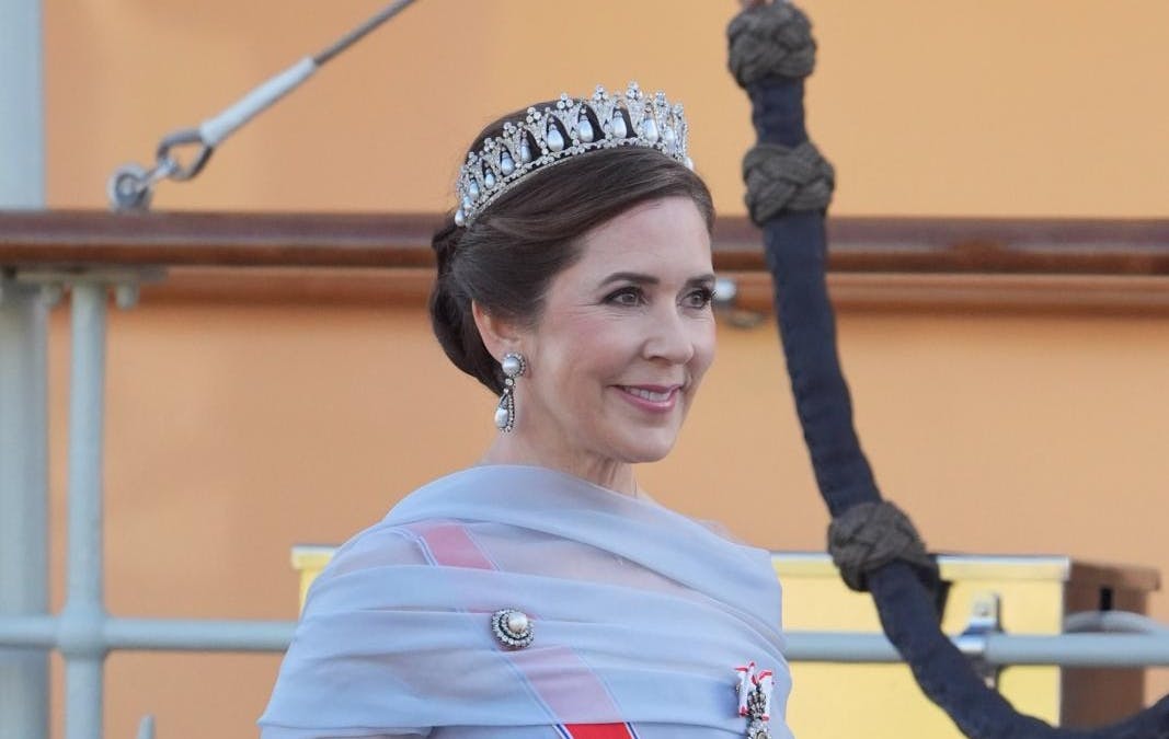 Dronning Mary fik ni år gammel gallakjole syet om: Designeren sætter ...