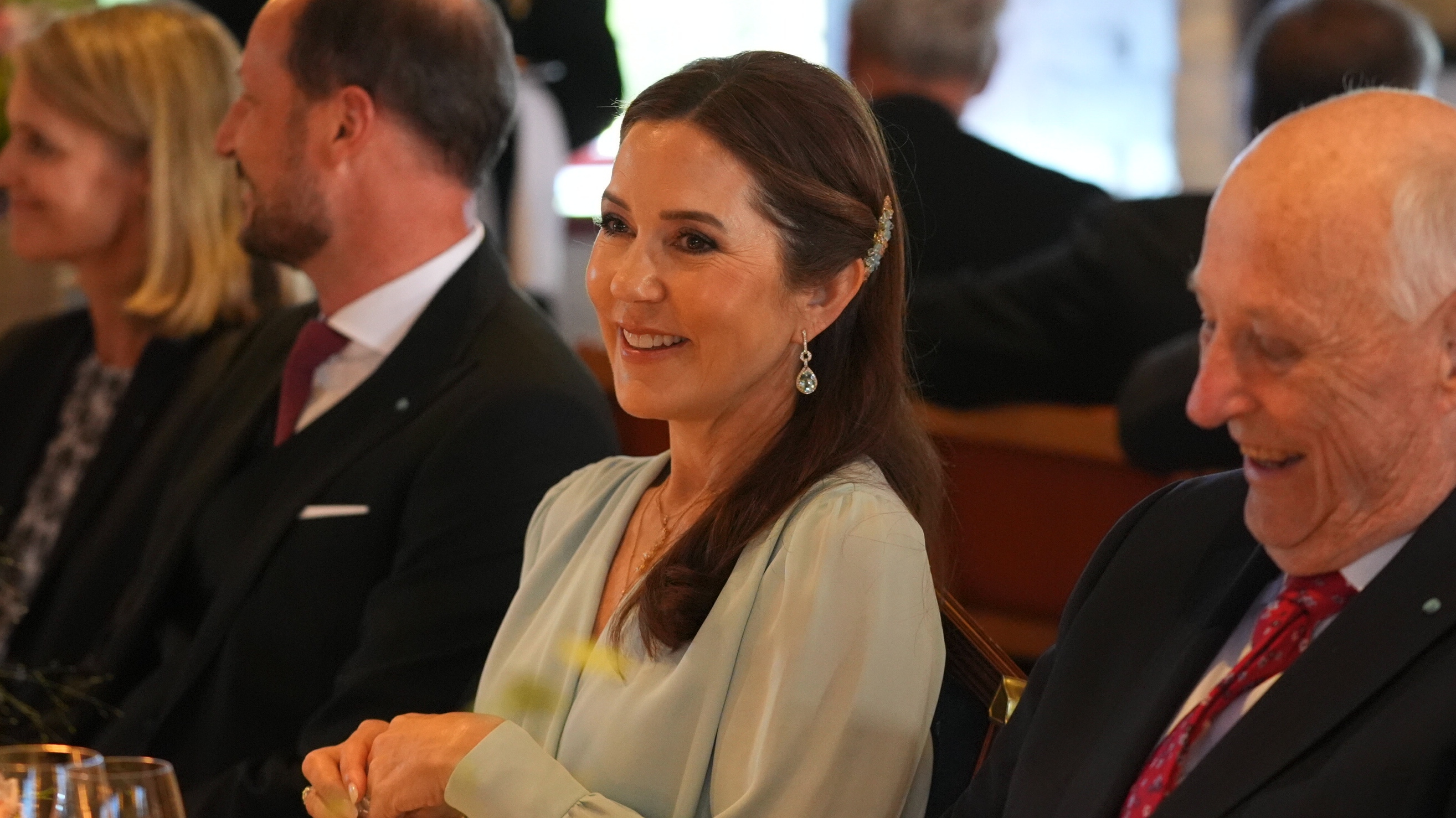 Se de stemningsfulde billeder inde fra slottet: Dronning Mary sad lige ...