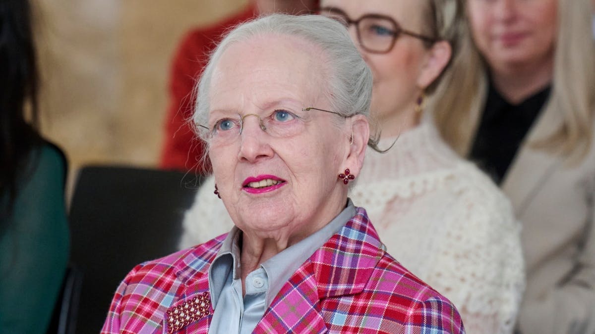 Med sin bedste ven ved sin side: Dronning Margrethe kigger med til ...