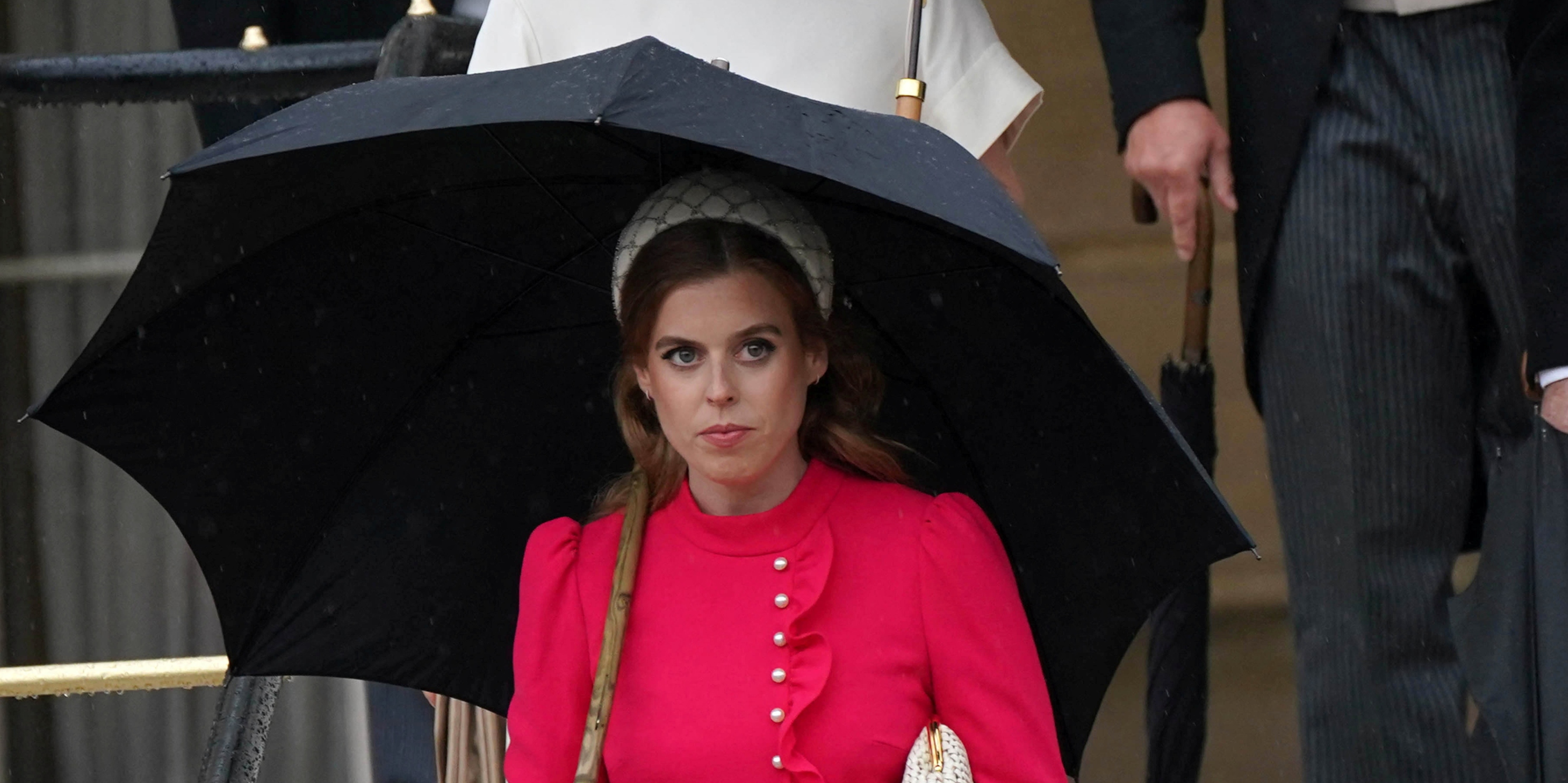 Prinsesse Beatrice i eksklusivt look til havefest | BILLED-BLADET