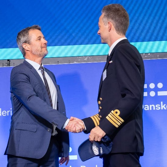 Tog imod med et stort smil: Kong Frederik fik fin lille gave på scenen ...