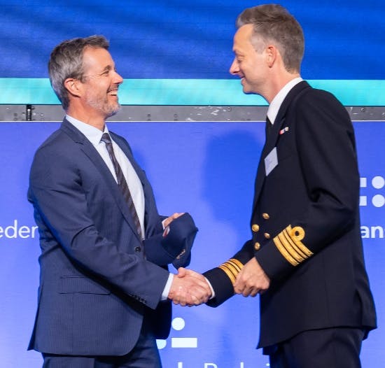 Tog imod med et stort smil: Kong Frederik fik fin lille gave på scenen ...