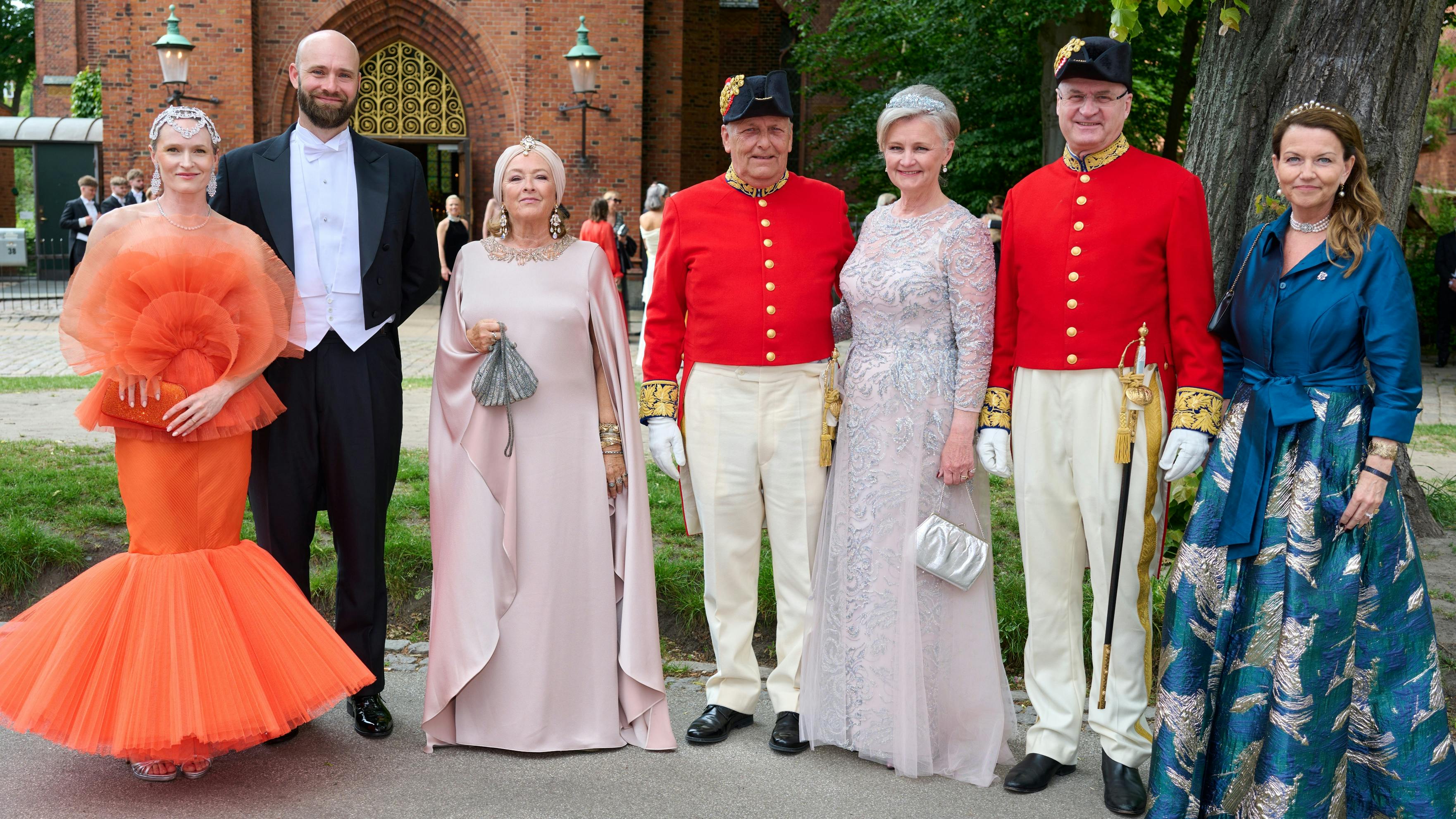 Dyr champagne, broderede bordkort og en overdådig menu: Bryllupsgæster ...