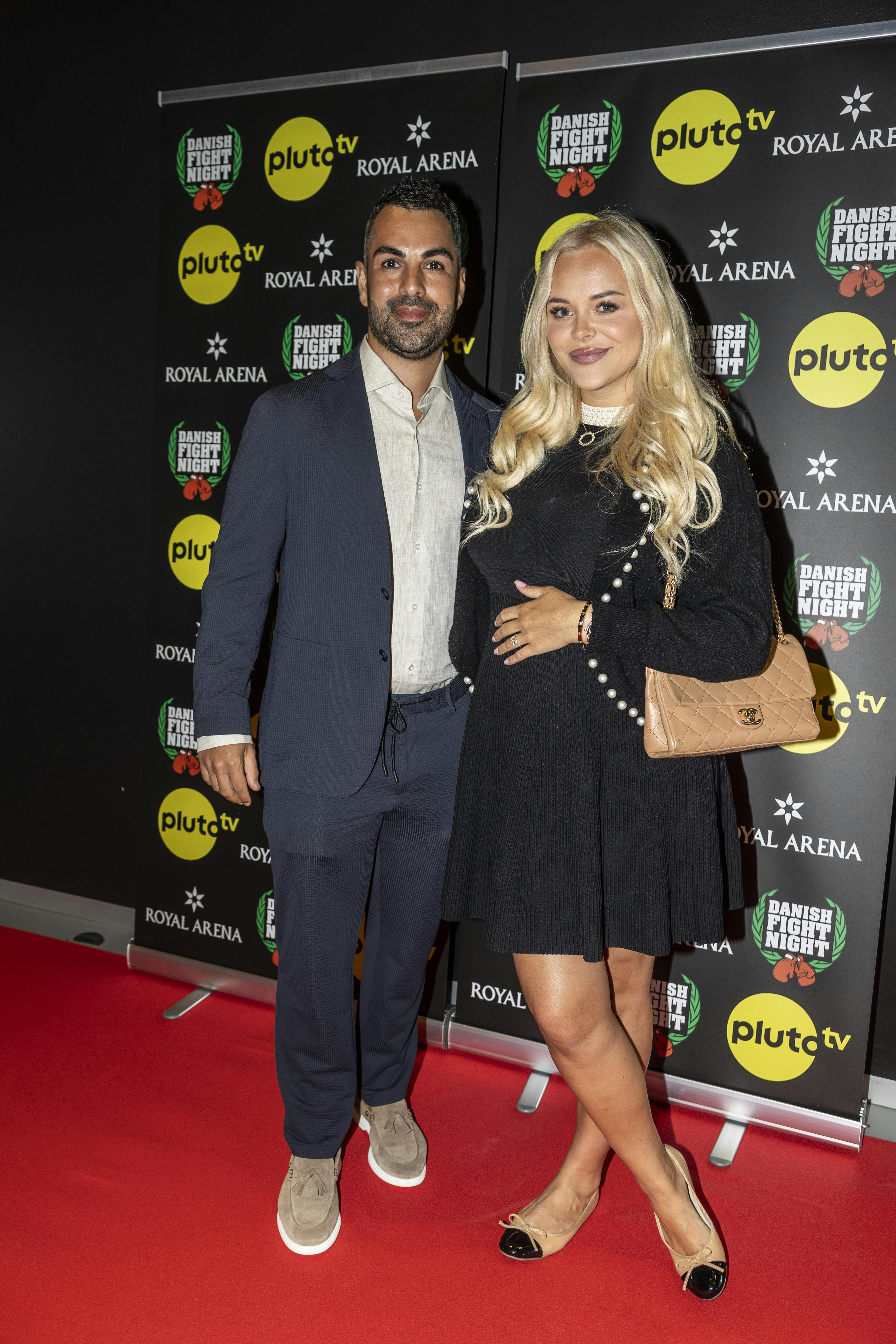 Elvira Pitzner viser babybulen frem på den røde løber med sin forlovede ...