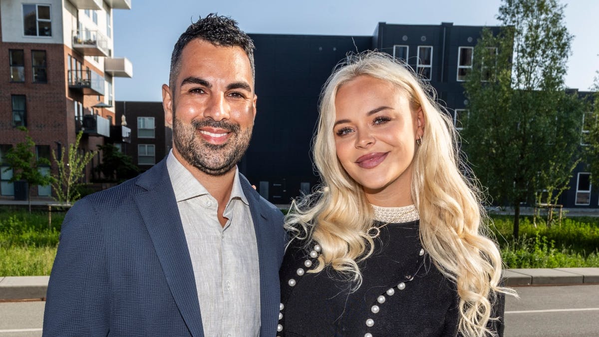 Elvira Pitzner viser babybulen frem på den røde løber med sin forlovede ...