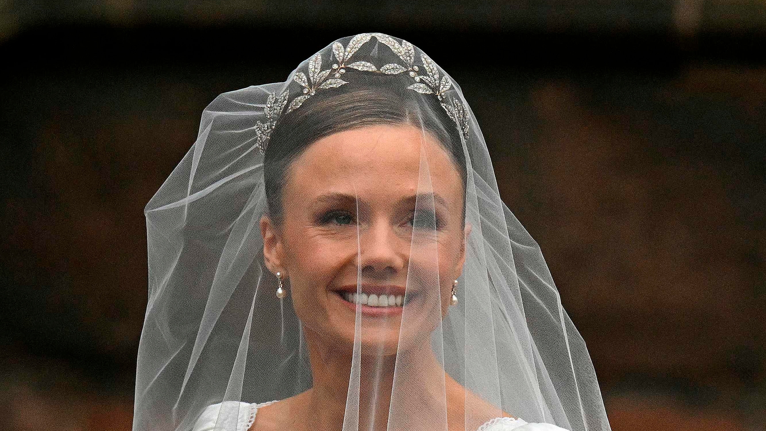 Alle detaljer om hertuginde Olivia Hensons fantastiske brudekjole ...