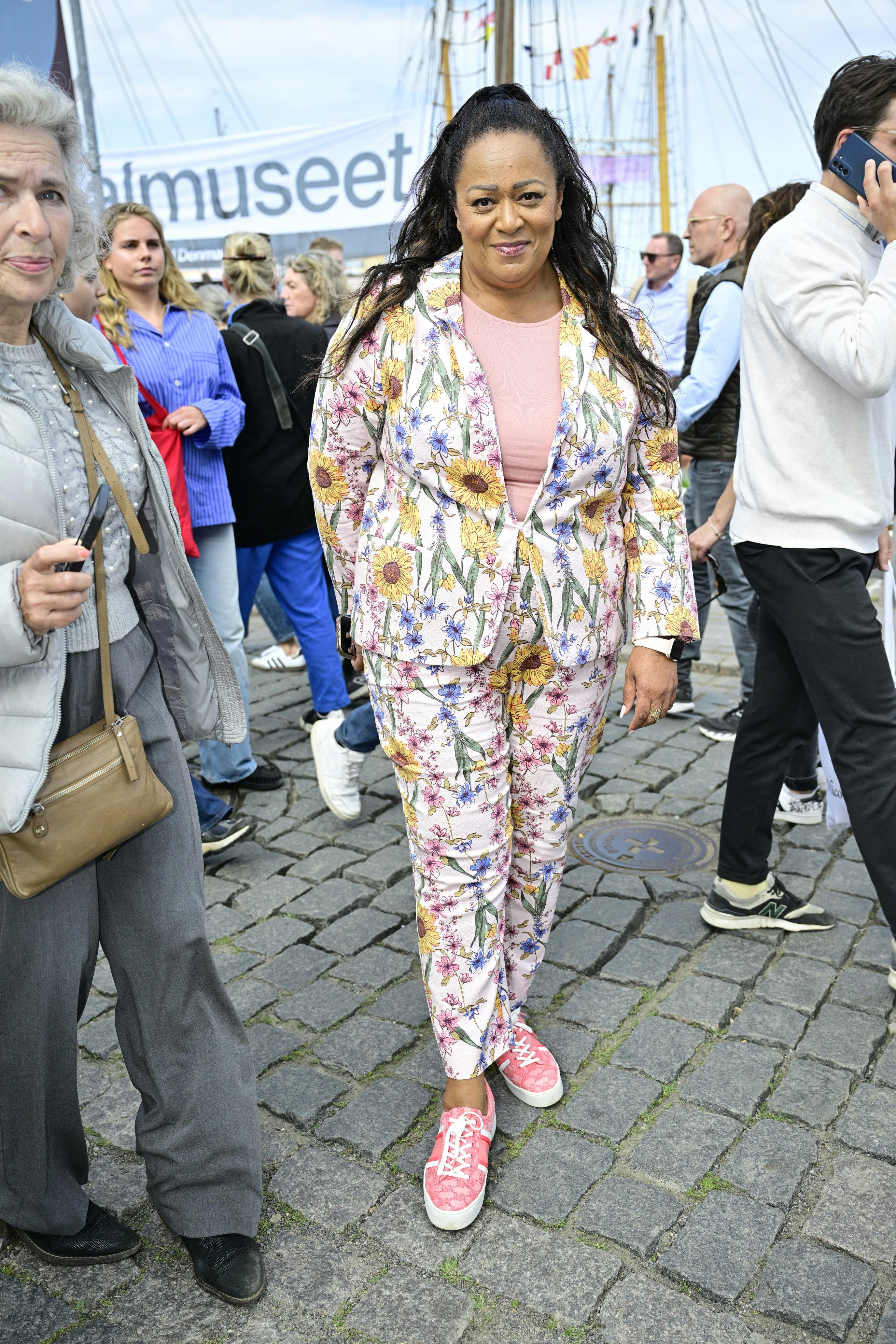 Klædt i blomster fra top til tå: Sådan ser Vibeke Hartkorn ud i dag ...