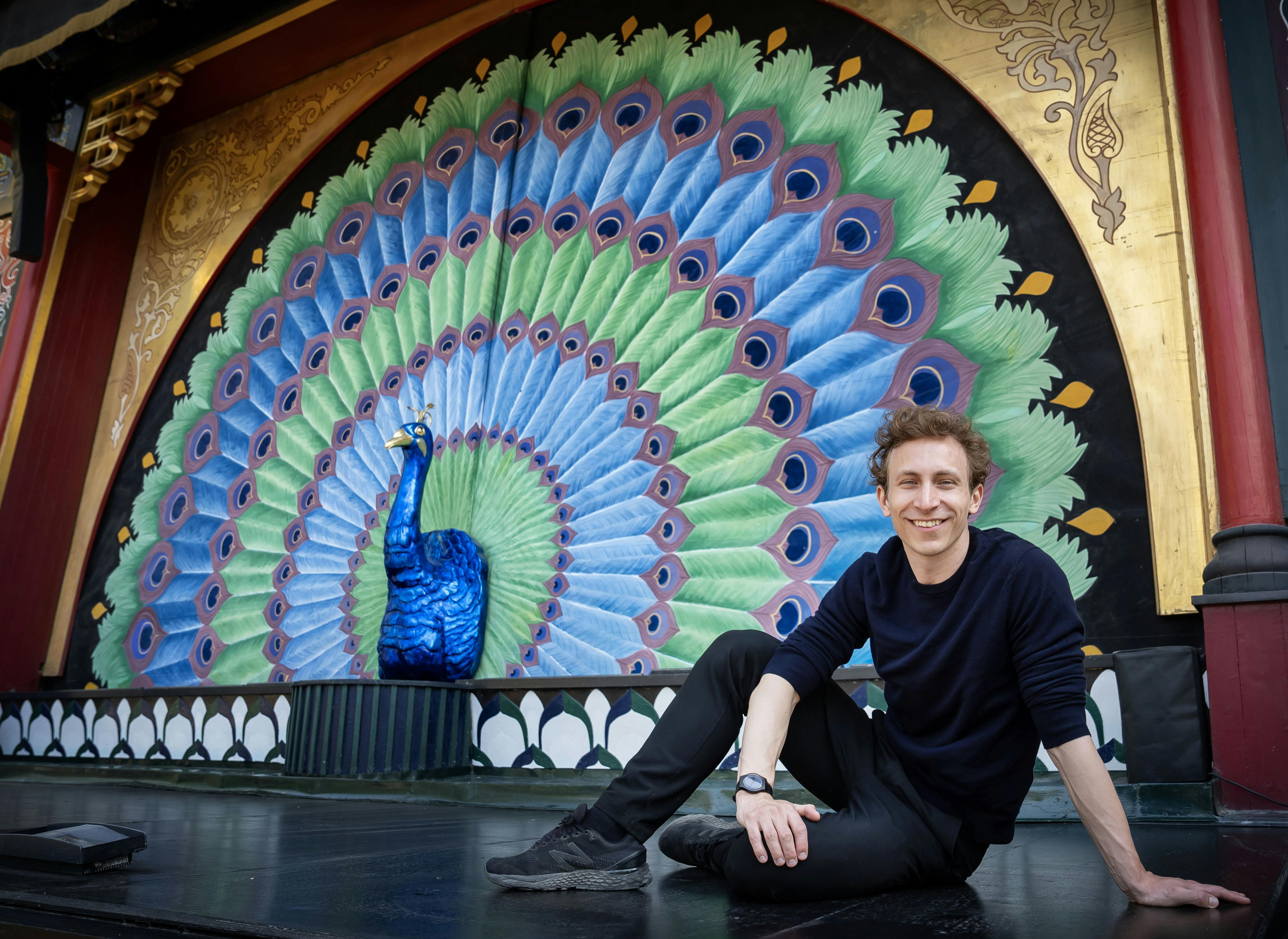 Skønne fotos: Engageret dronning Margrethe til kostumeprøver på ny ballet, hvor hun er scenograf ...