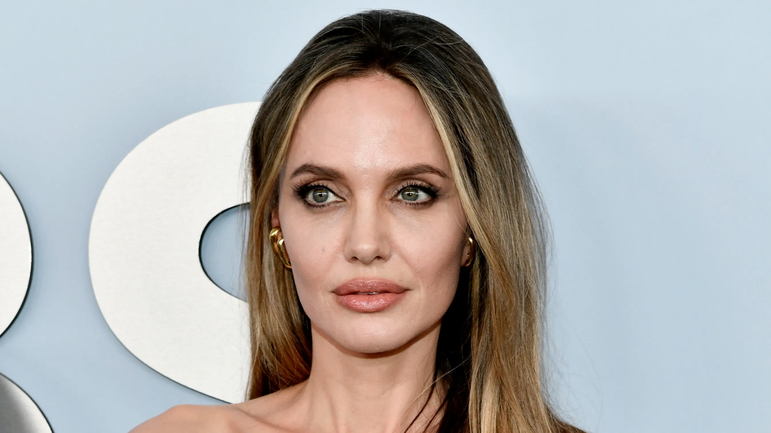 Hånd i hånd på den røde løber: Angelina Jolie havde datteren med til ...