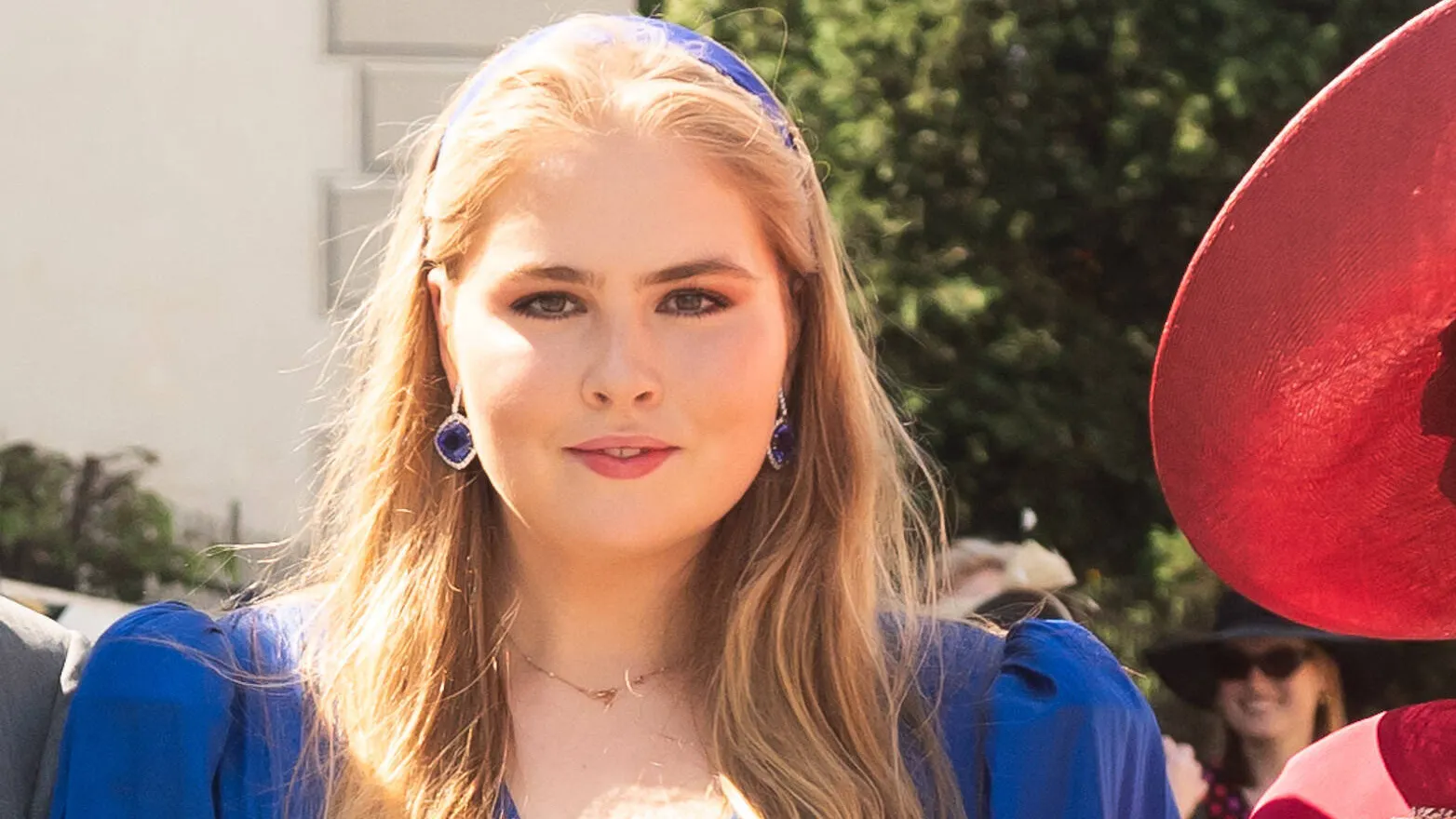 Prinsesse Amalia I Kongeblå Frynsekjole Og Sex And The City Sko