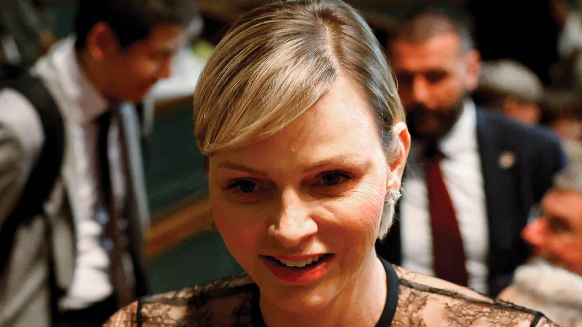 Fyrstinde Charlene til festivitas i Paris iført buksedragt med ...