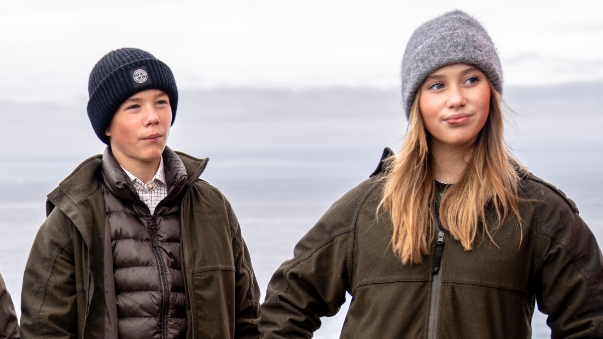 Herlige billeder! Kongeparret spiller fodbold med prins Vincent og ...