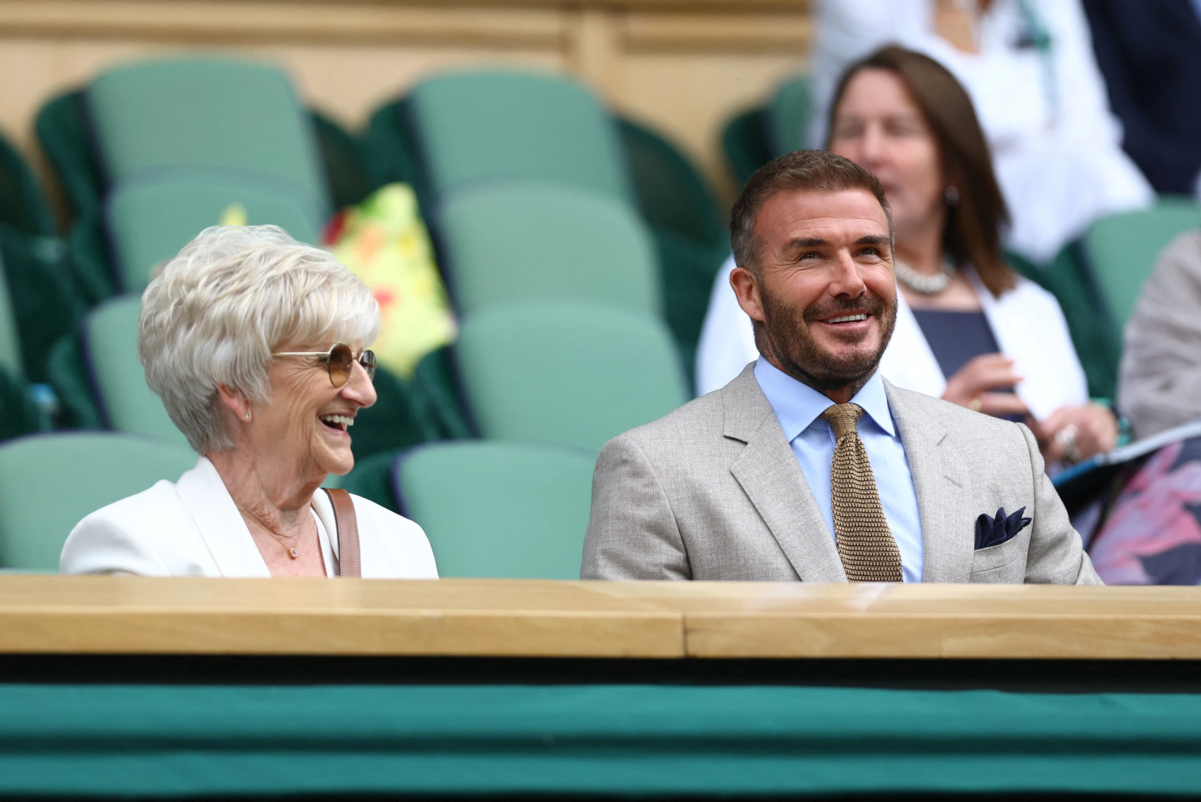 Dejlige billeder: David Beckham og mor hygger sig til Wimbledon ...