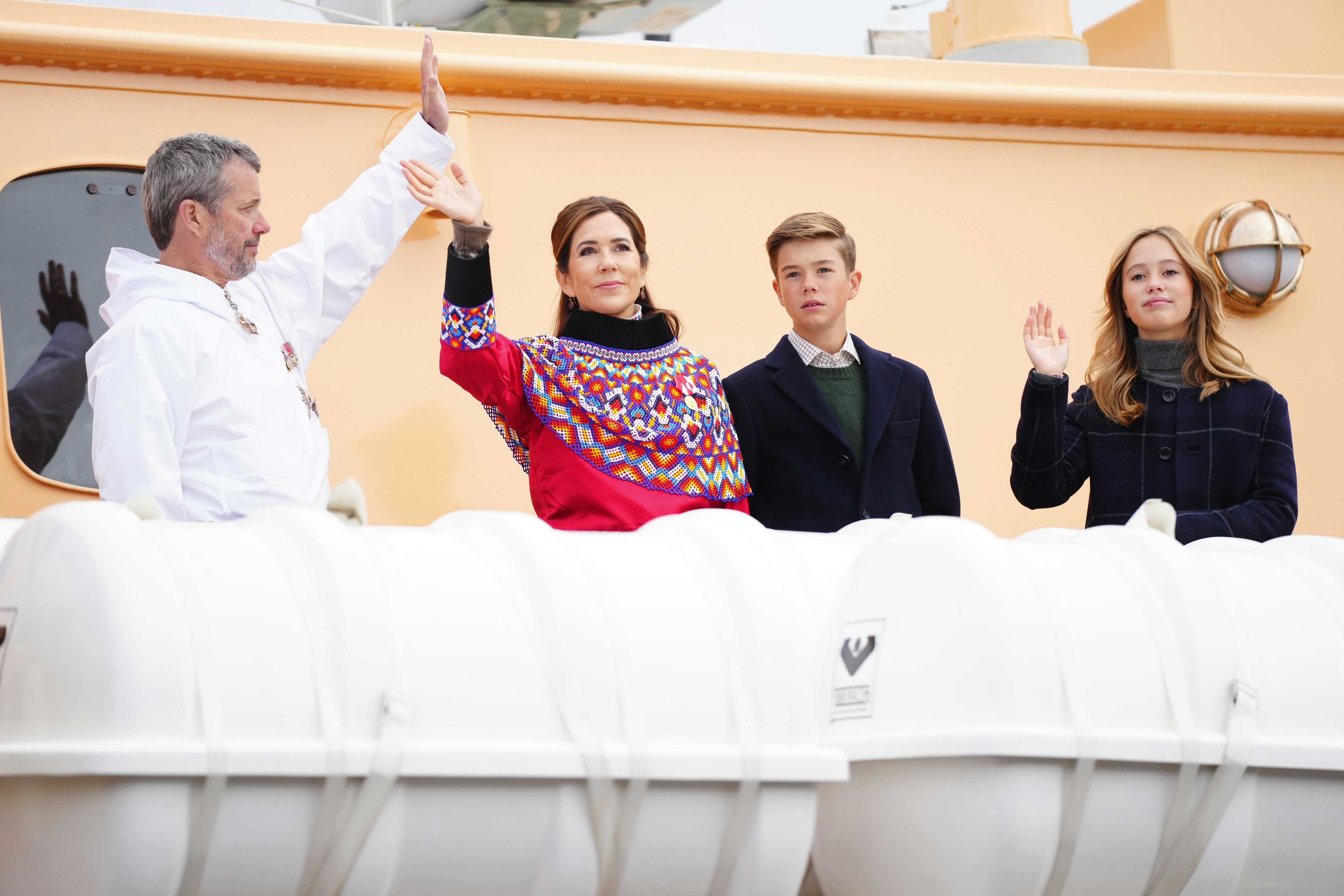 Dronningen lagde krans i Mindelunden | BILLED-BLADET