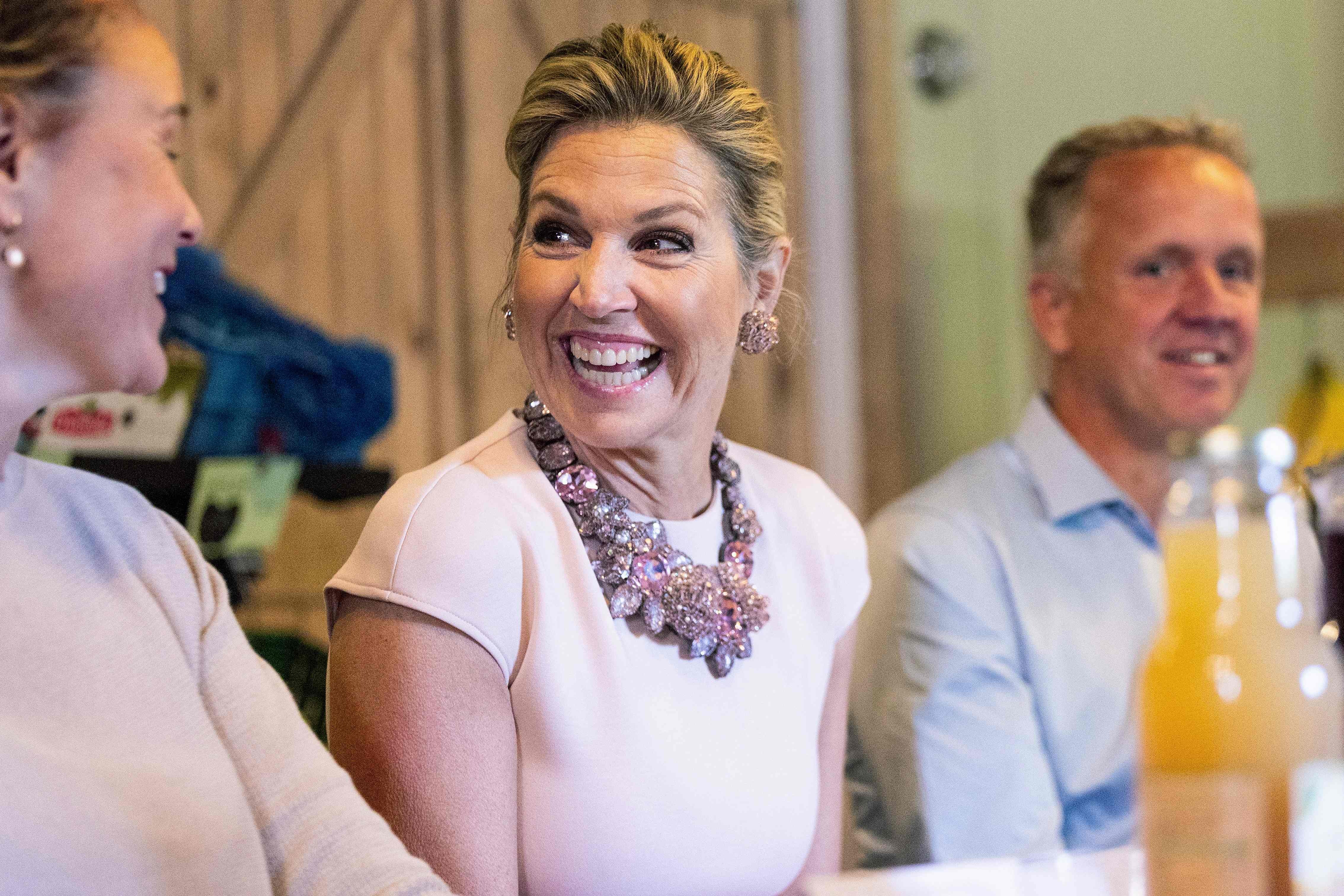 Dronning Maxima i elegant sommerlook: Den særprægede halskæde stjal al ...