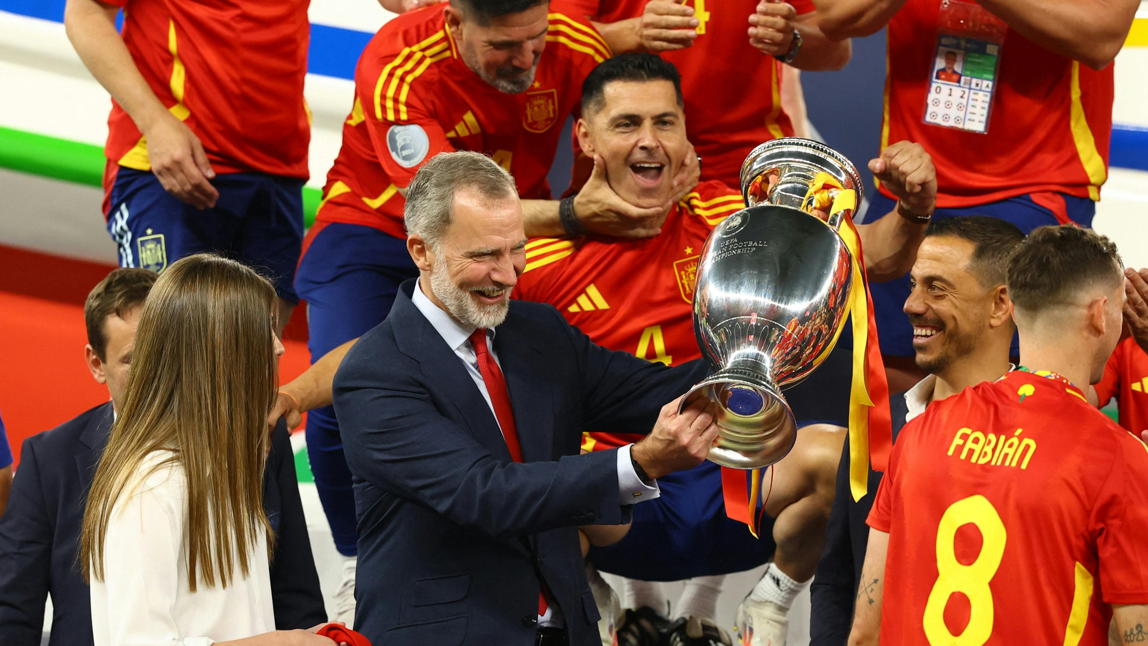 Se billederne: Kong Felipe løfter EM-trofæet med det spanske landshold ...