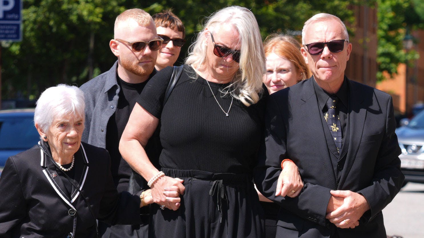 Også plads til grin: Detalje i brorens tale lettede den triste stemning ...