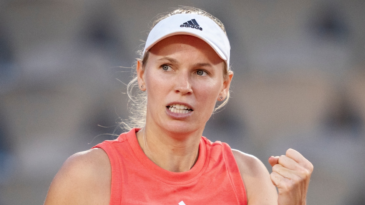 Det syder og bobler i Paris: Caroline Wozniacki har kniven for struben ...