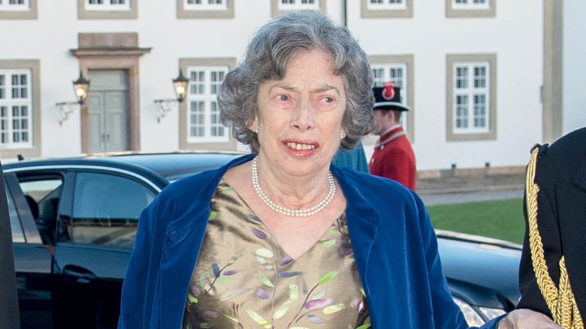 En gave fra forældrene: Prinsesse Thyras farverige sommerfuglestel solgt for svimlende beløb ...