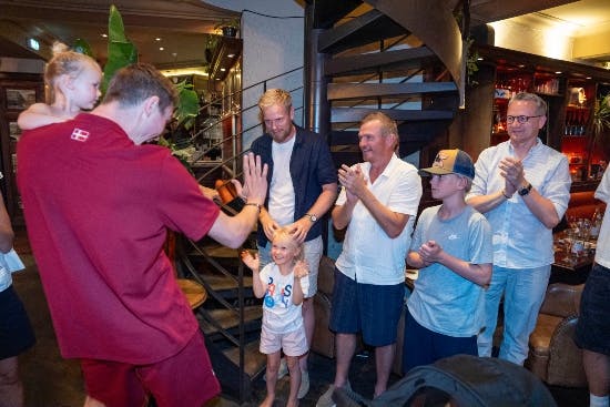 Sådan fejrede Viktor Axelsen guldet i Paris: Fantastisk nattefest med ...