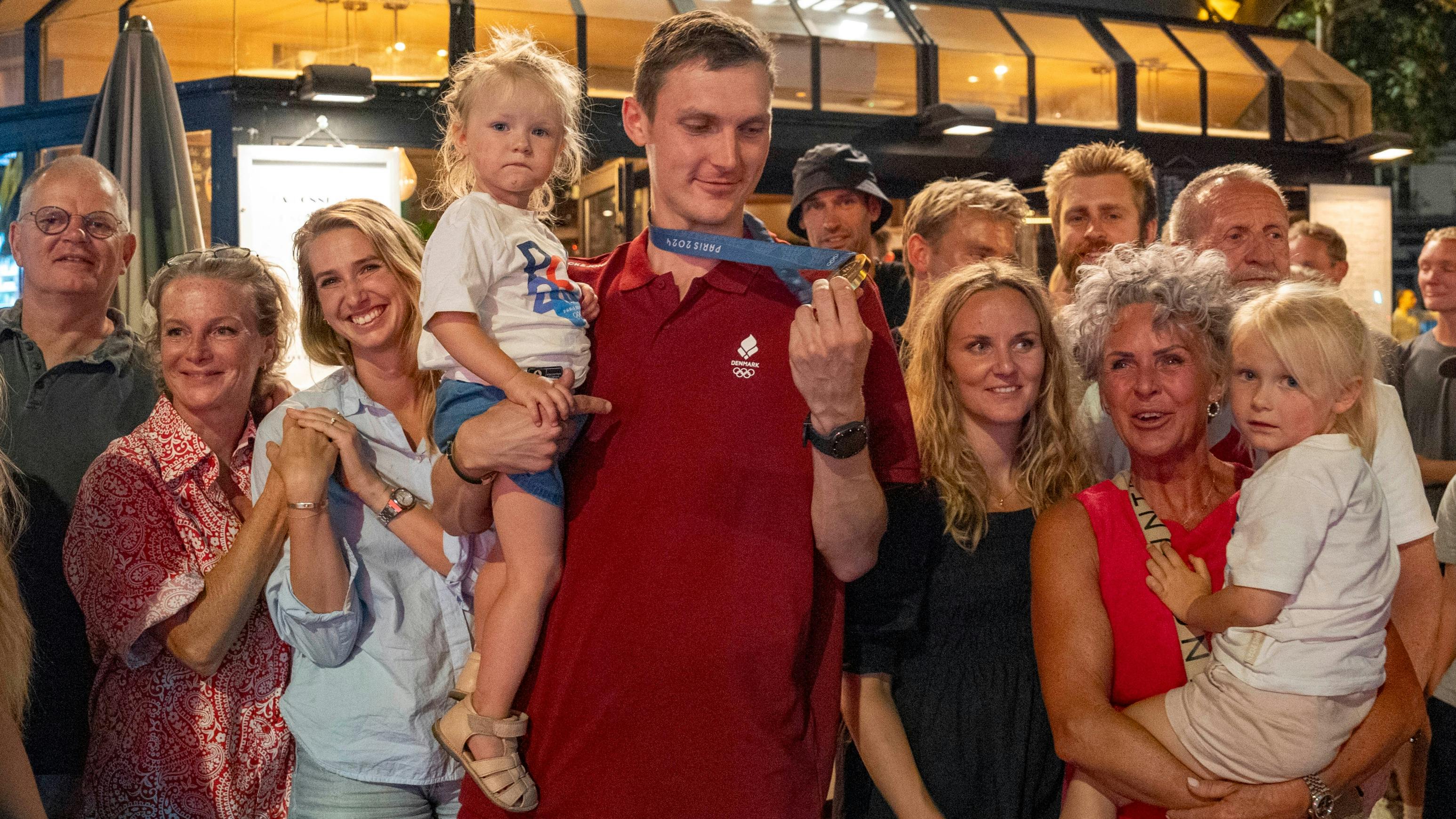 Det gjorde ham så glad: Viktor Axelsen omgivet af familie og venner til ...