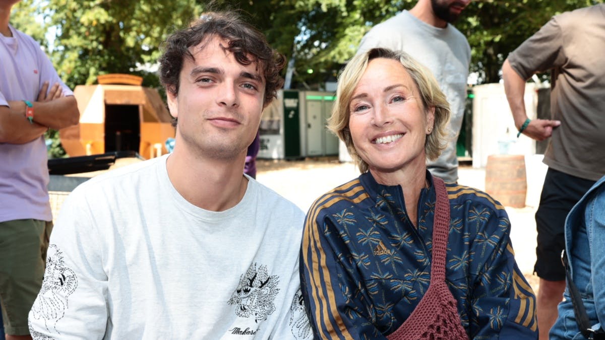 Skønt billede: Natasja Crone fik dejligt selskab på festival | BILLED ...