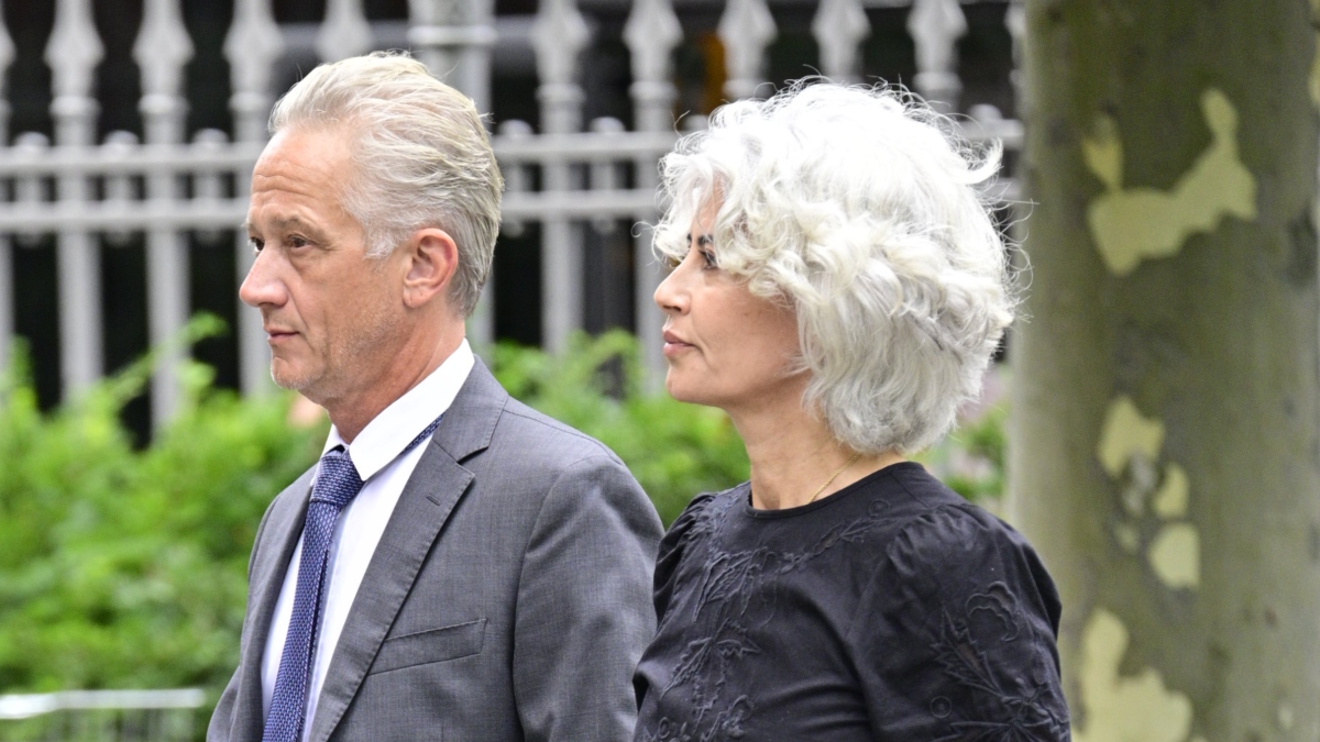 Et sidste farvel til Per Thornit: Her bæres kisten ud | BILLED-BLADET