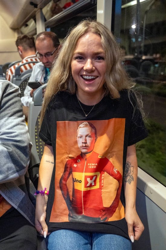 Klar til finalen: Magnus Saugstrups fru Jeanette har sjov bluse på til OL | BILLED-BLADET