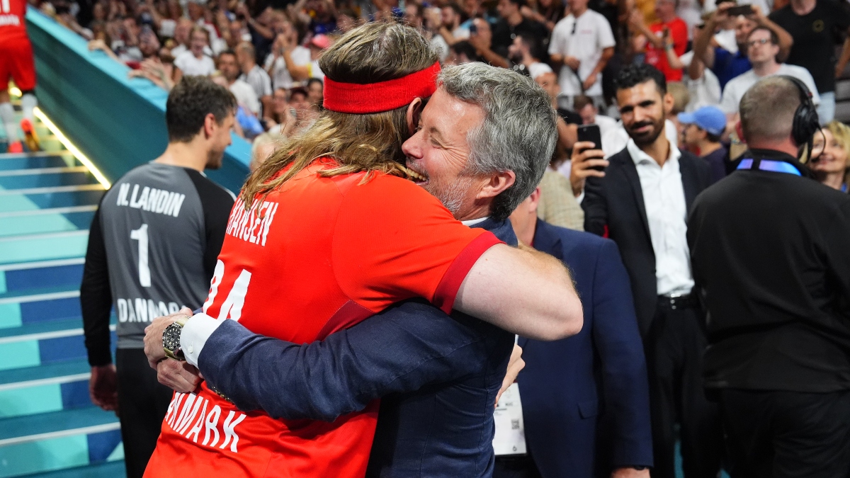 Fantastiske billeder efter OL-sejr: Kong Frederik ønskede håndboldherrerne tillykke med kæmpe ...