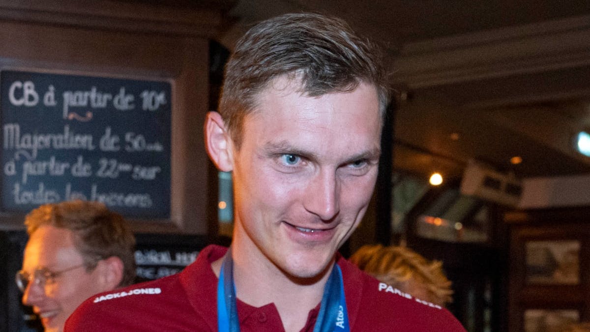 Guldfejring med familien: Det fik Viktor Axelsen at drikke, da han ...