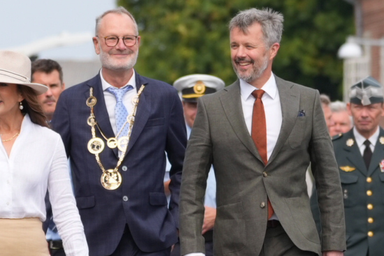 Historien binder dem sammen: Billedet af Frederik og borgmester står i ...
