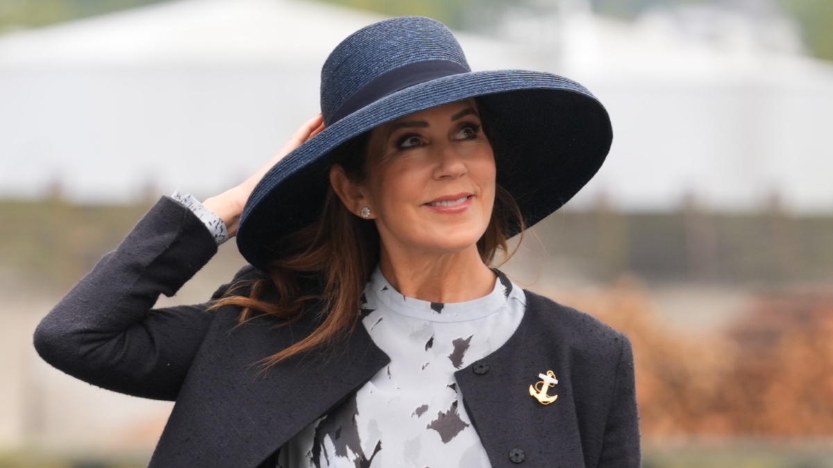 Se billederne: Dronning Mary havde den på hele dagen, men her måtte hun ...