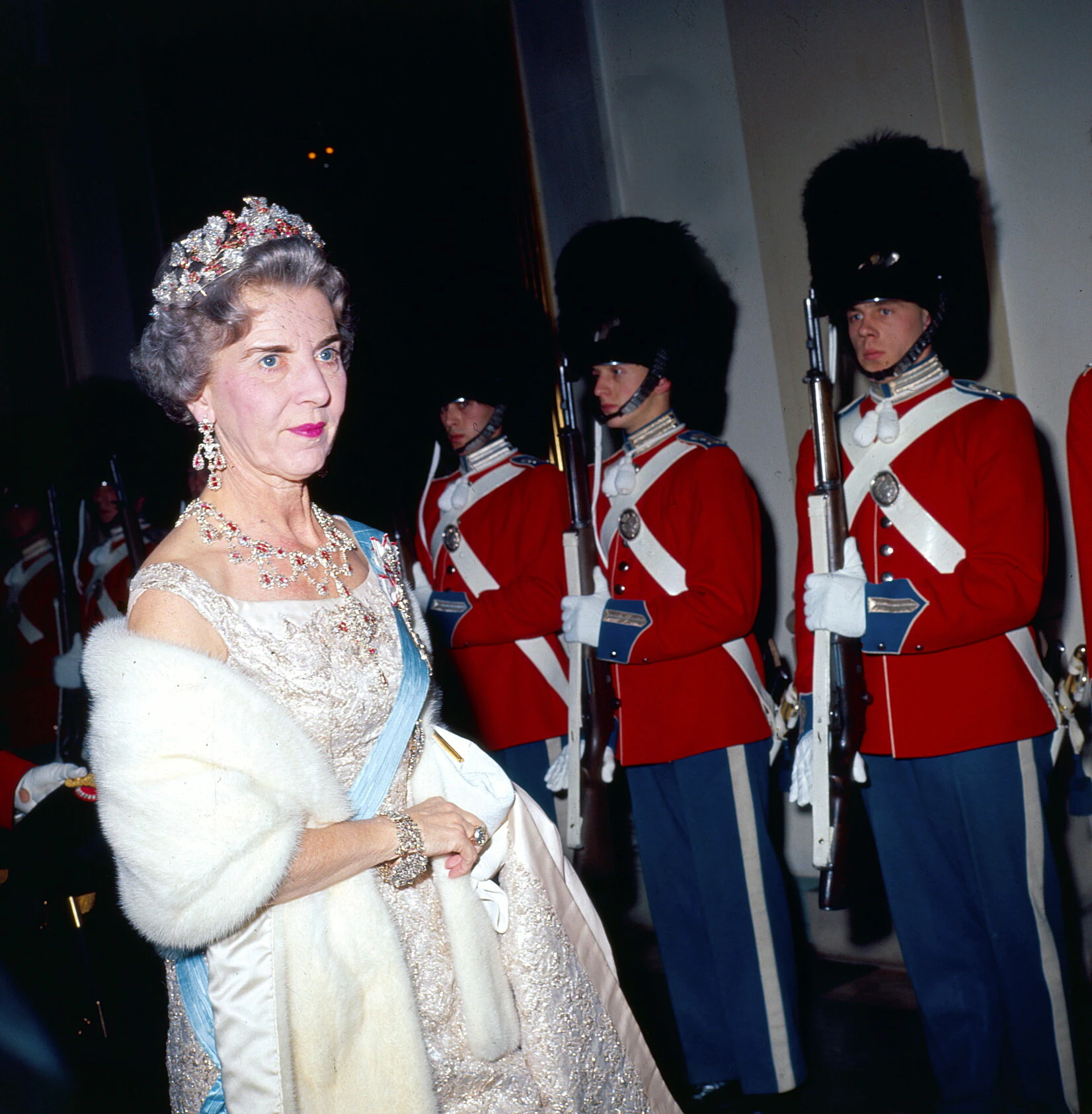 Bar dronning Ingrids smykker til festaften på kongeskibet: Det siger ...