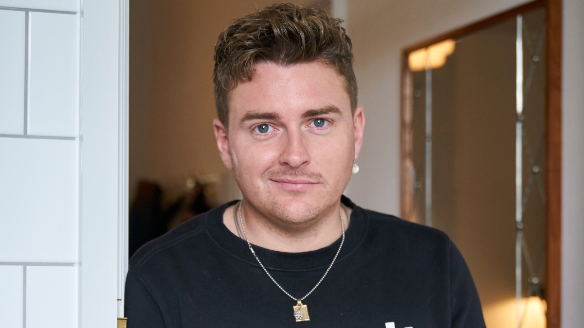 Jesper Groth er faldet ned fra en stige: Hastet på hospital i ...