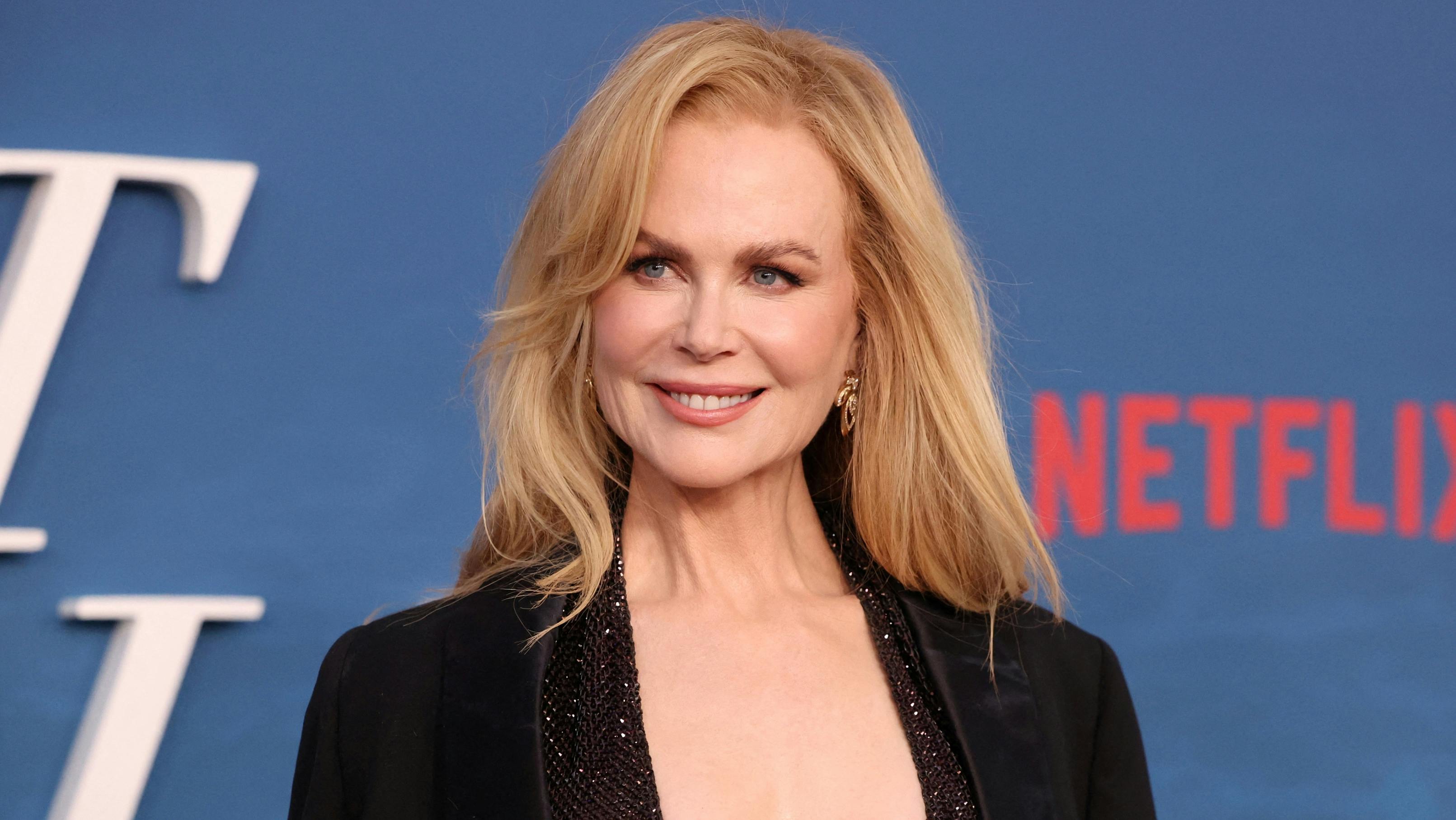 Wow! Nicole Kidman vækker opsigt i kjole med dyb udskæring, der næsten ...