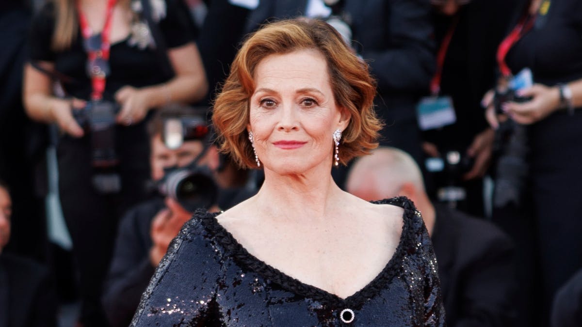 Sjældent syn: Funklende Sigourney Weaver på den røde løber med sin ...