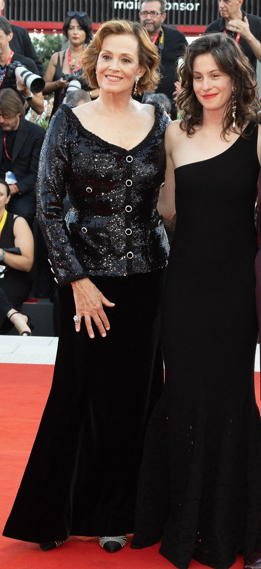 Sjældent syn: Funklende Sigourney Weaver på den røde løber med sin ...